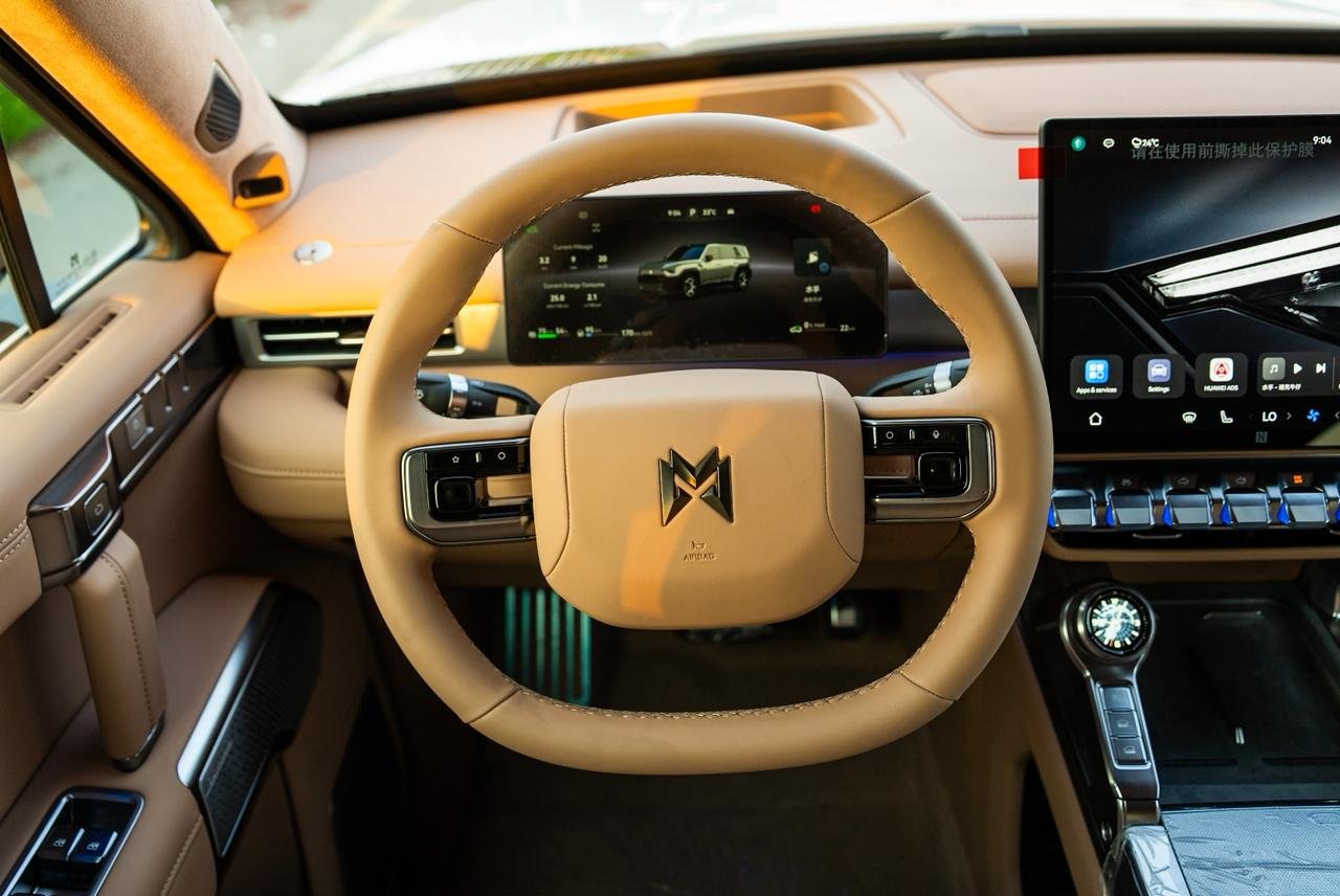 m hero - Dubai 2000 Cars